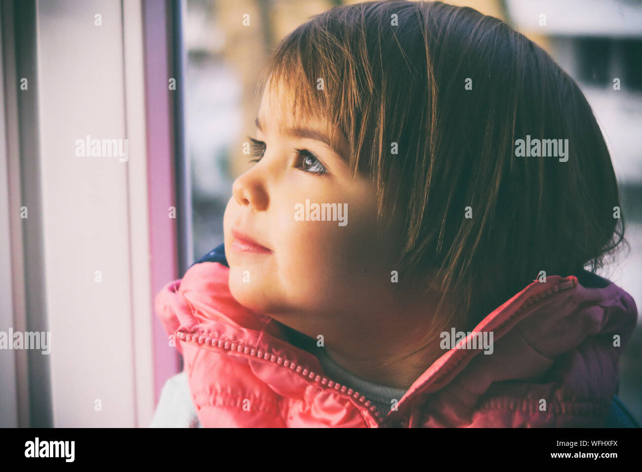 Girl looking out the window hi-res stock photography and images - Alamy
