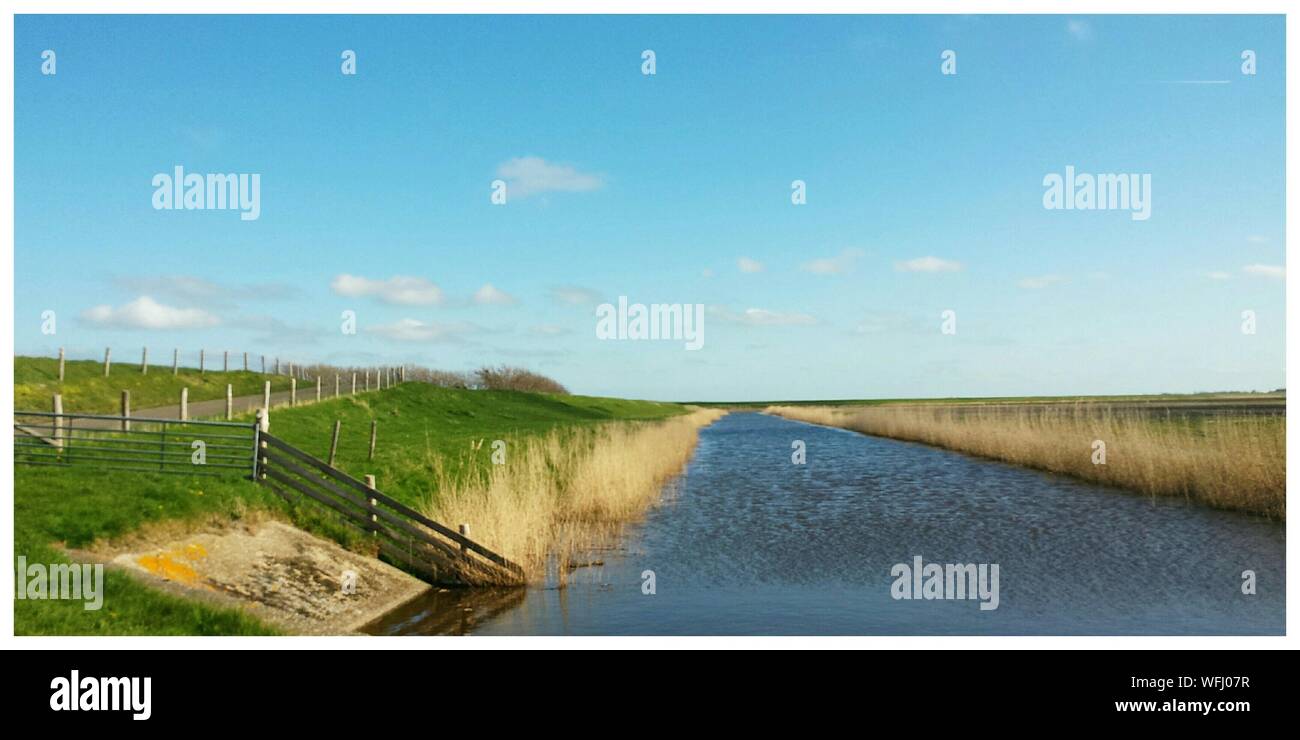 River and field hi-res stock photography and images - Alamy