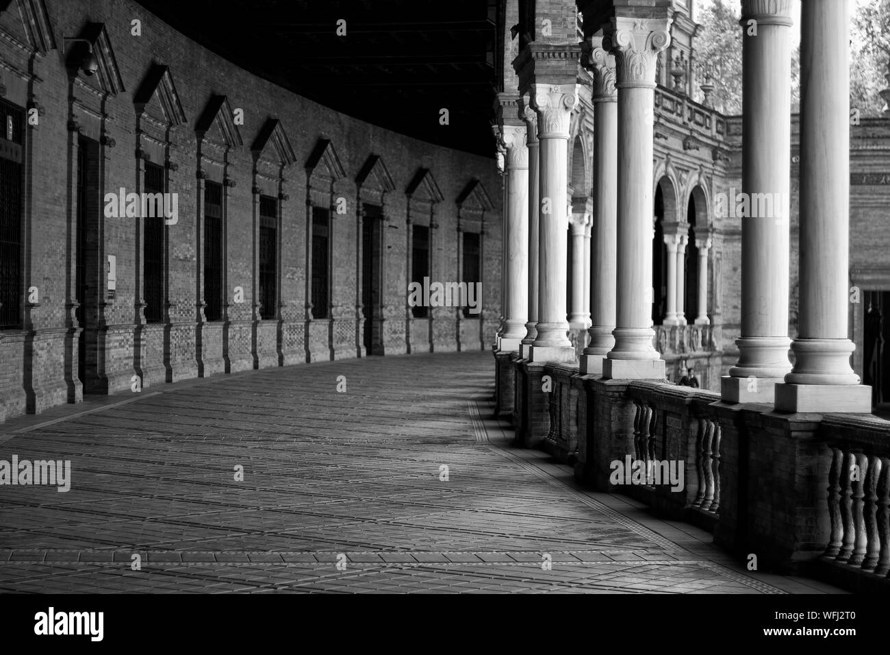 Empty passage in building building hi-res stock photography and images ...