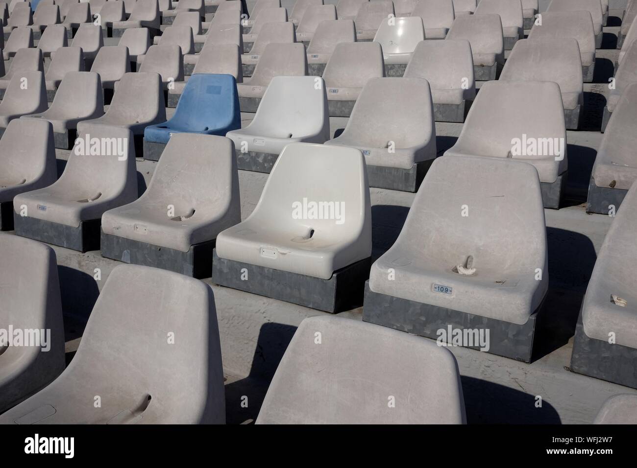 Stadium seats crowd hi-res stock photography and images - Alamy