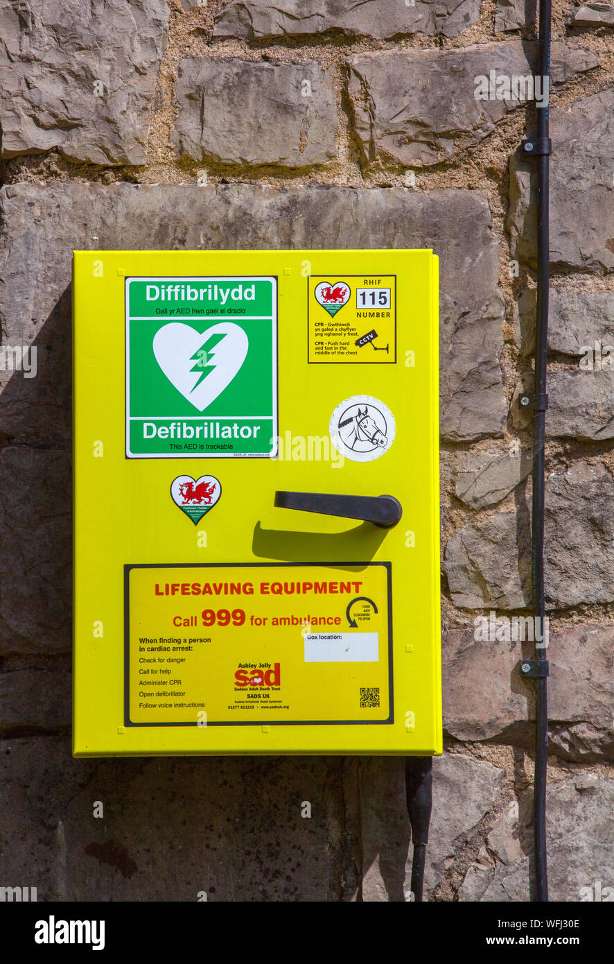 First aid defibrillator hi-res stock photography and images - Alamy