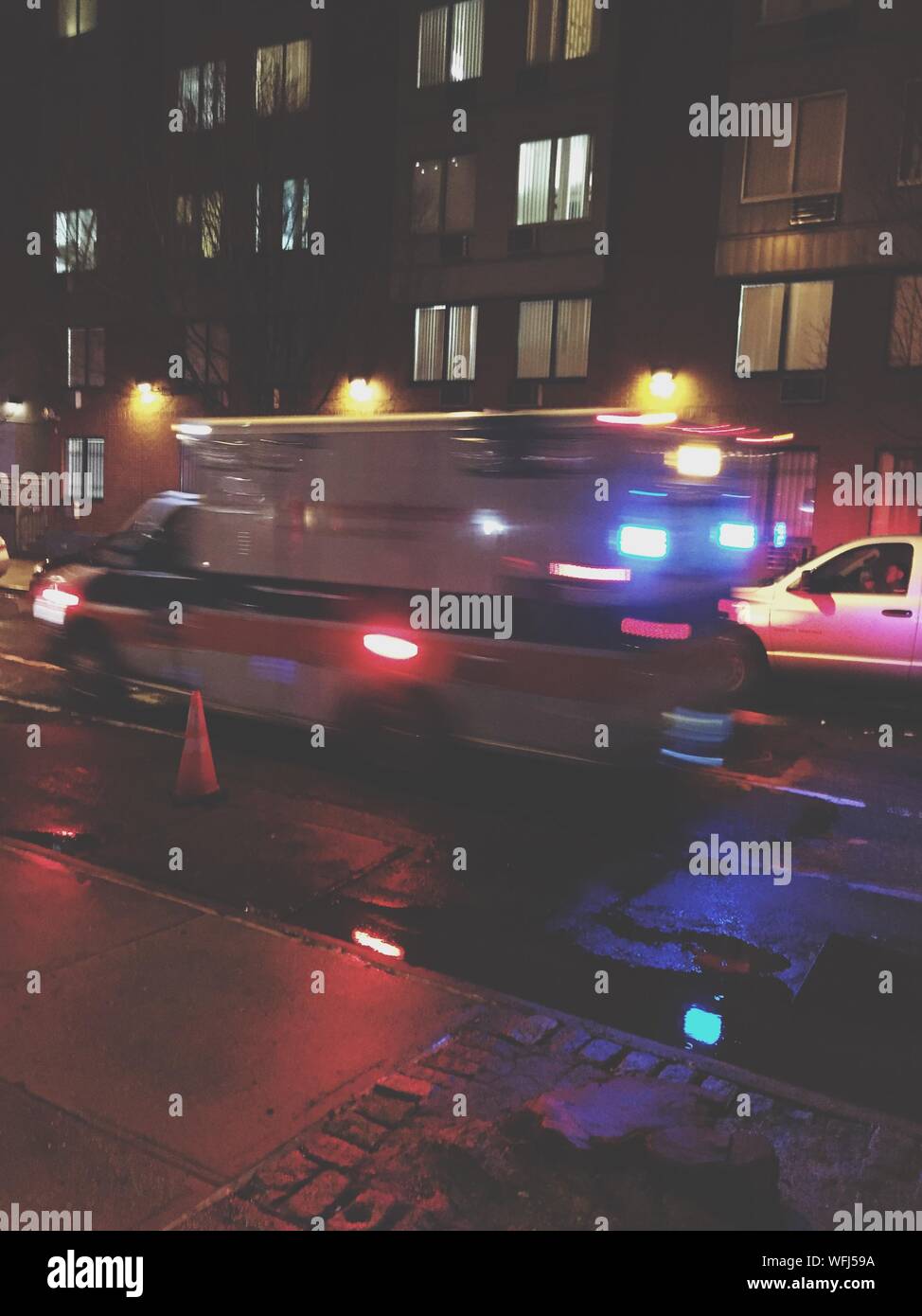 Ambulance night hi-res stock photography and images - Alamy