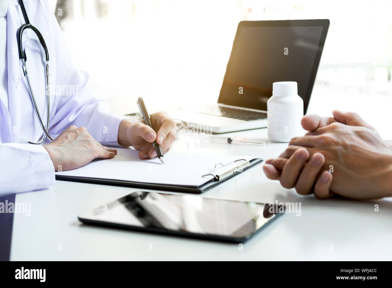 Doctors exam table hi-res stock photography and images - Alamy