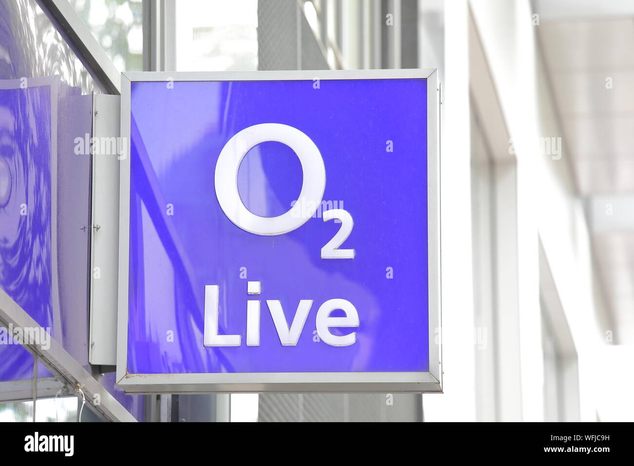 Provider o2 mobile phone hi-res stock photography and images - Alamy