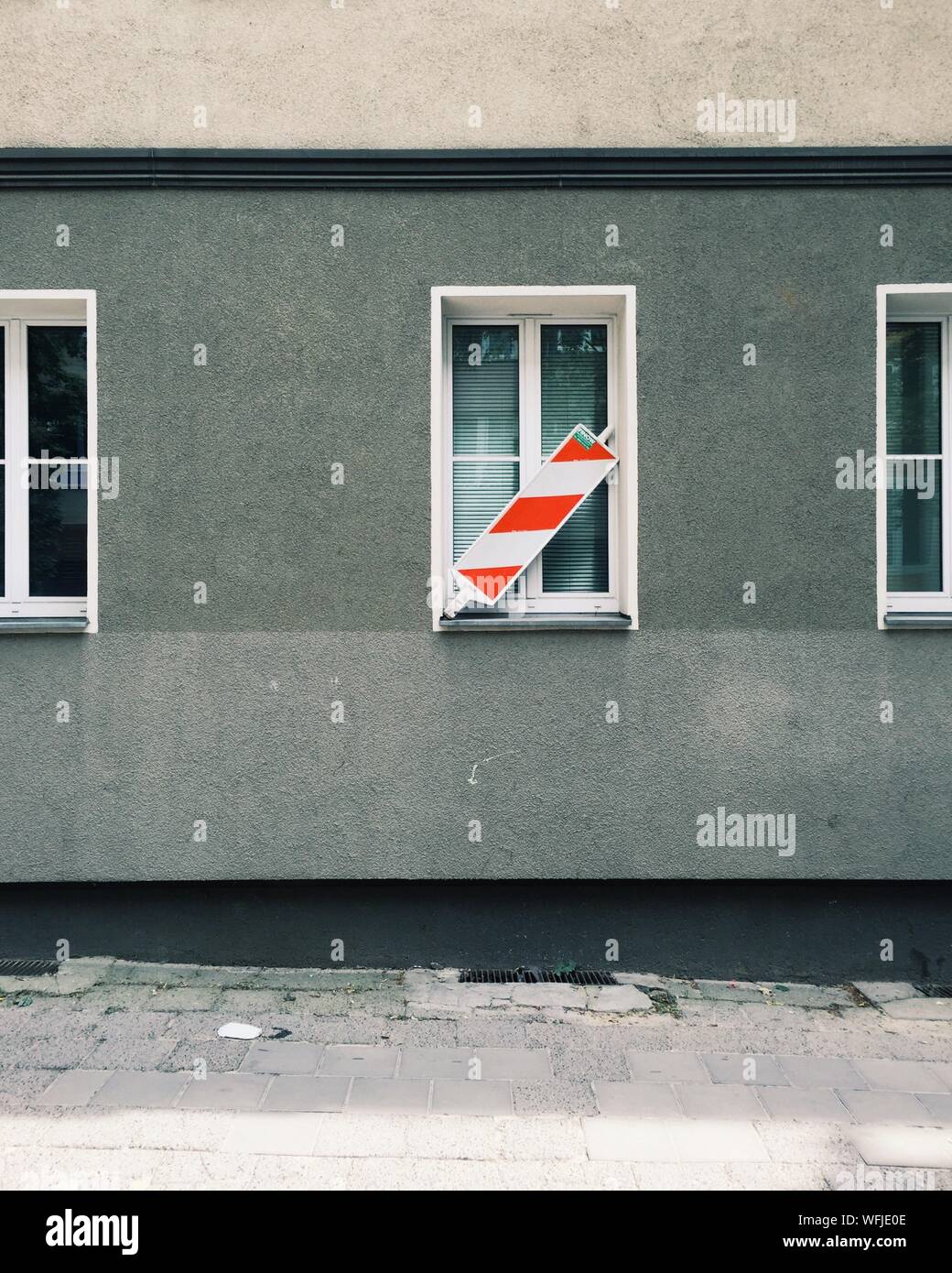 Building closed sign hi-res stock photography and images - Alamy