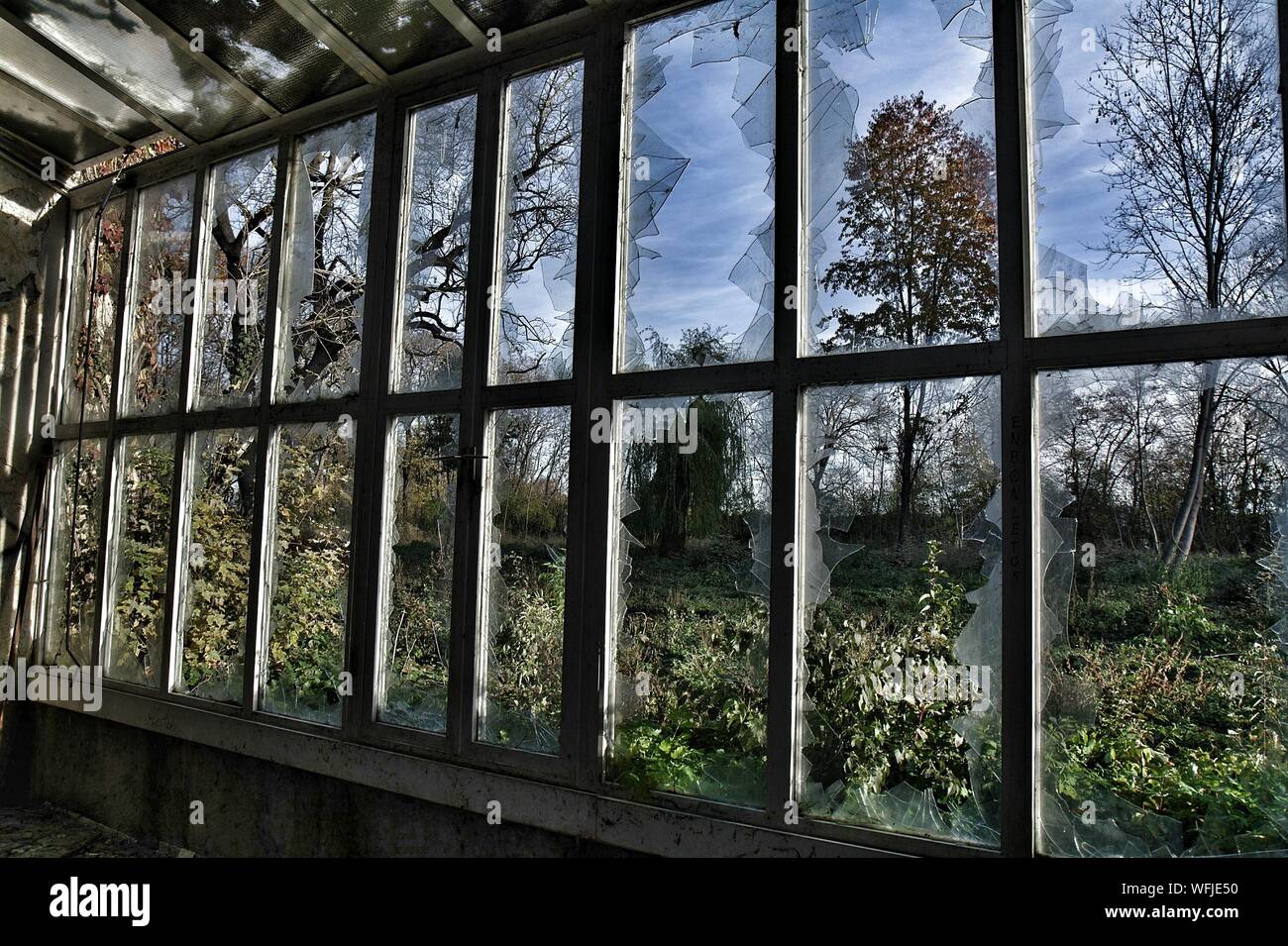 House with broken windows hi-res stock photography and images - Alamy