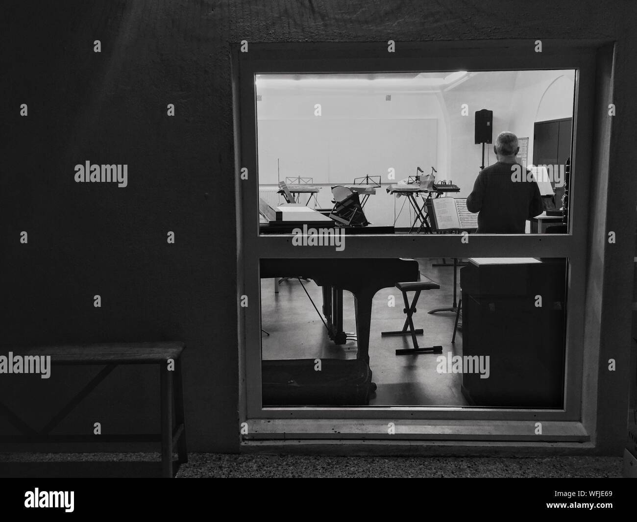 Man in the studio hi-res stock photography and images - Alamy