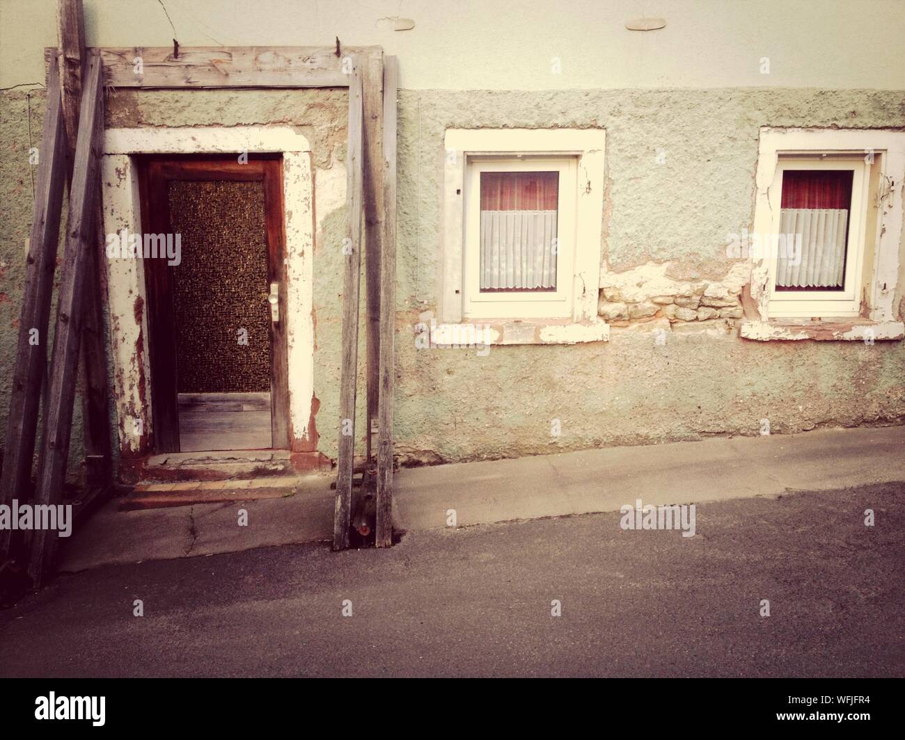 House with windows open hi-res stock photography and images - Alamy