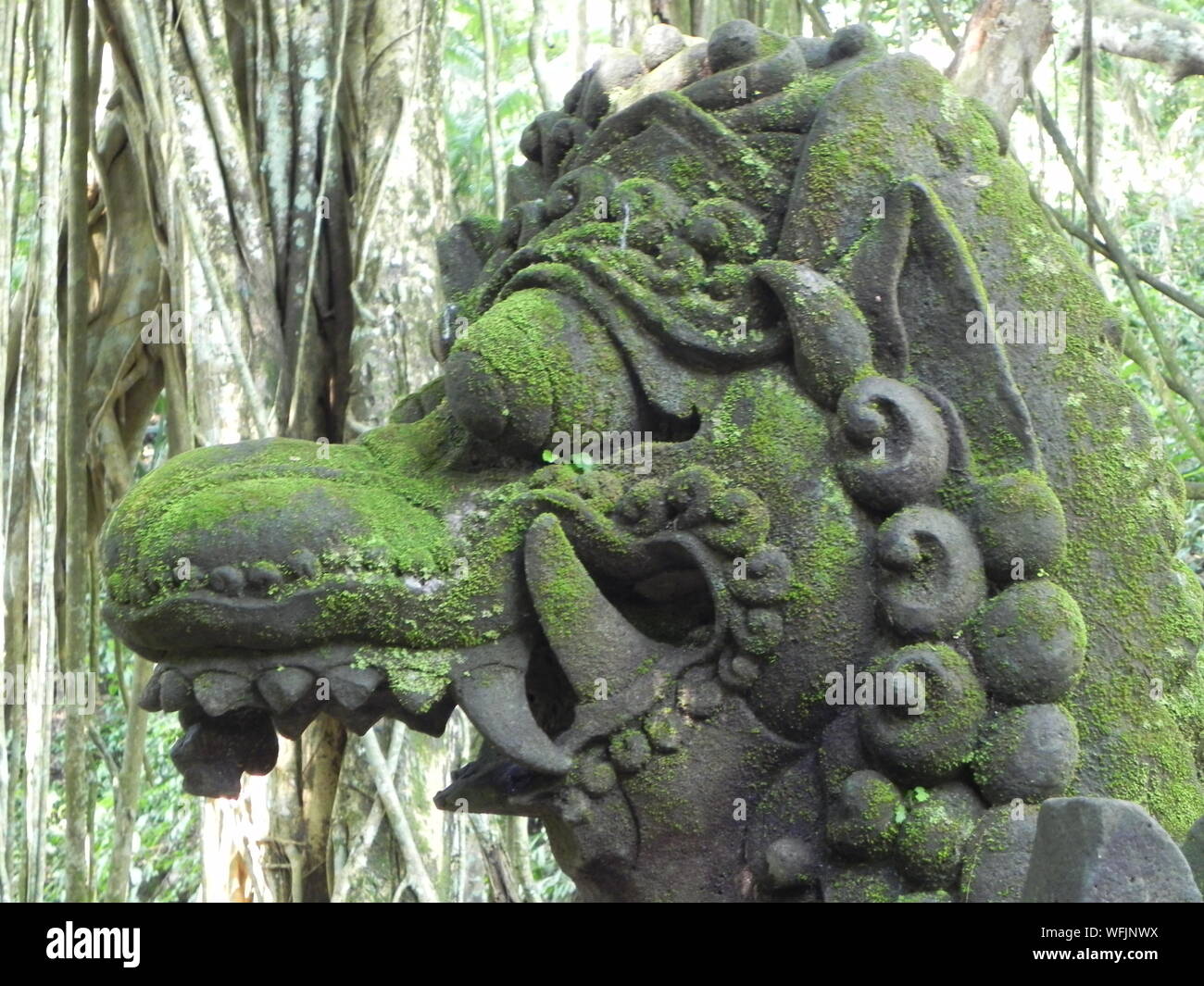 Statue with moss hi-res stock photography and images - Alamy