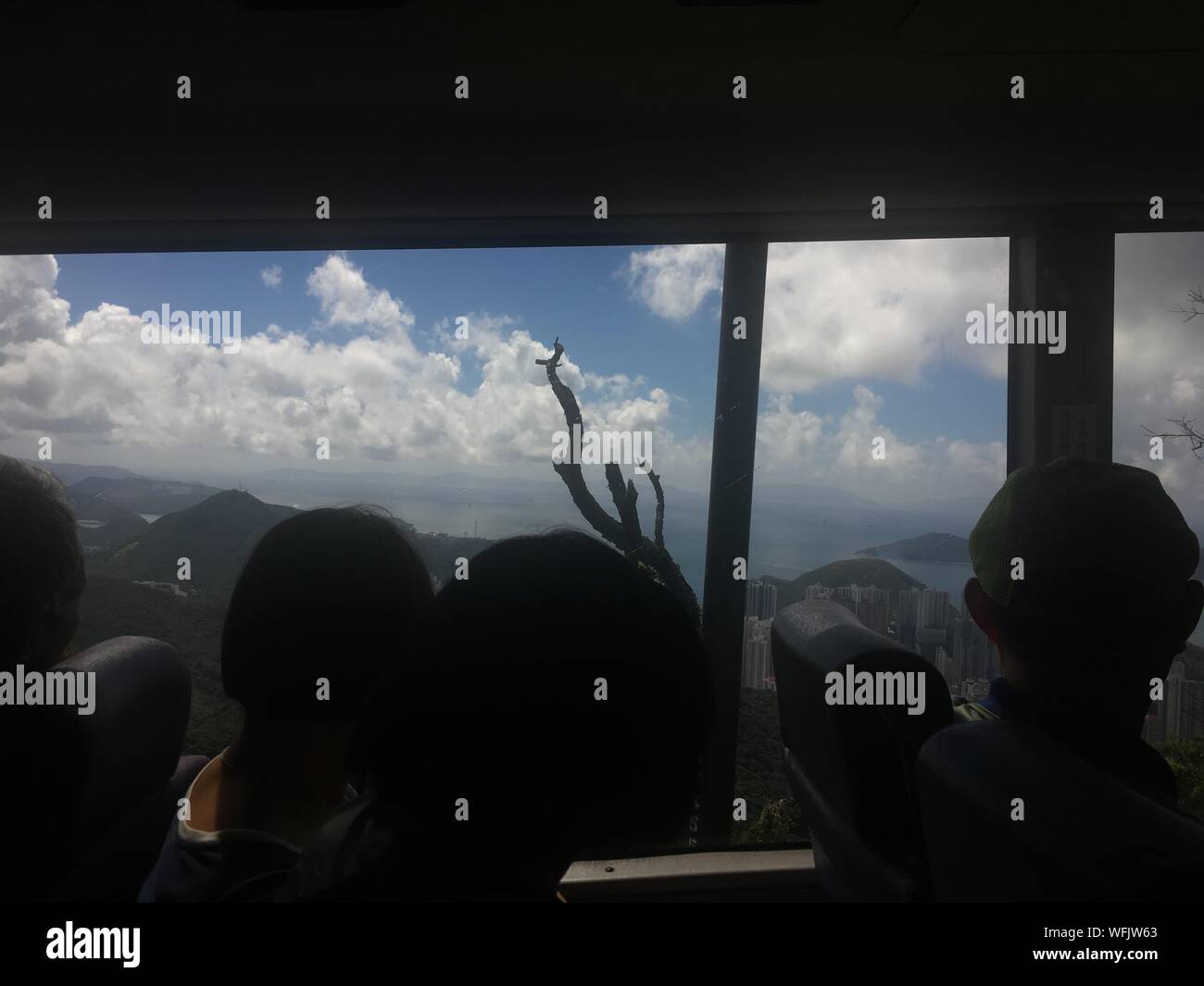 People looking at vehicle hi-res stock photography and images - Alamy