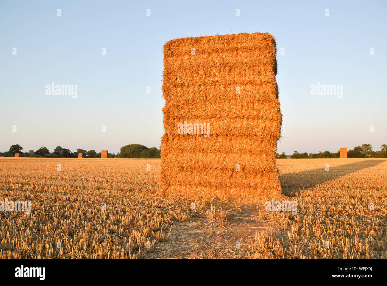 Straw bale stack hi-res stock photography and images - Alamy