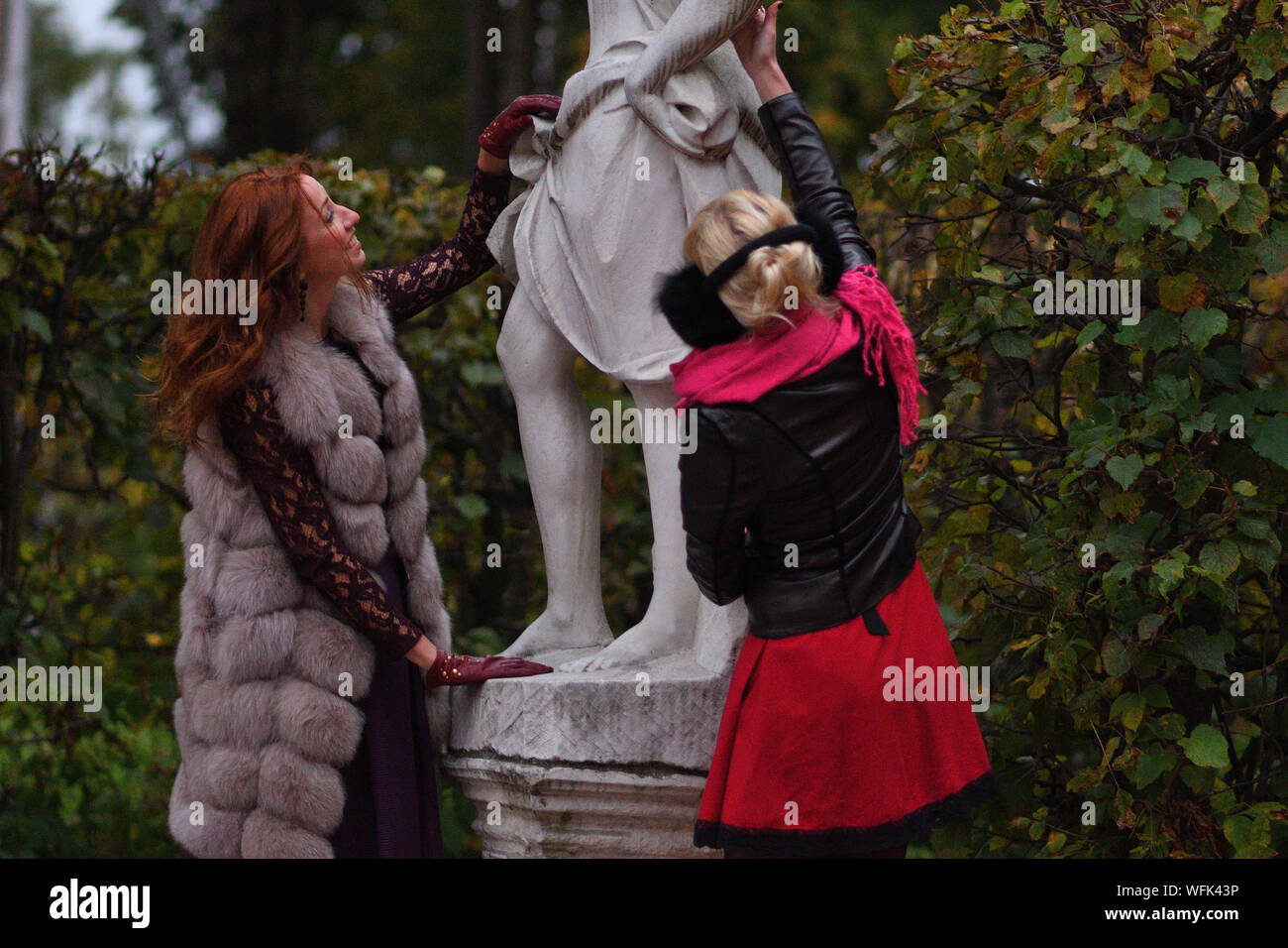 Female adult statue hi-res stock photography and images - Alamy