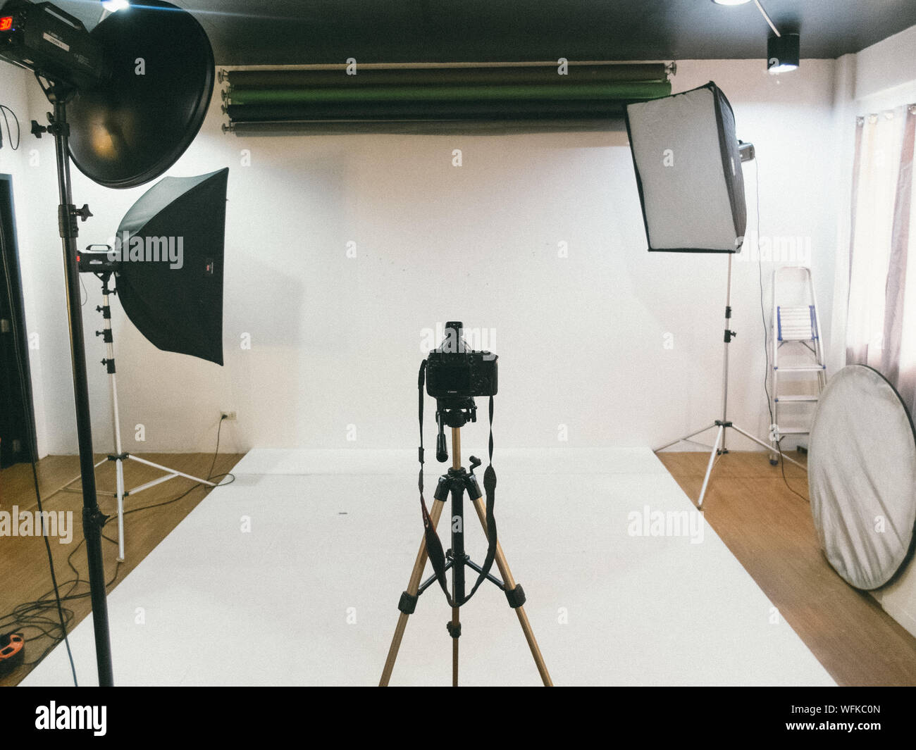 Tv studio lighting hi-res stock photography and images - Alamy