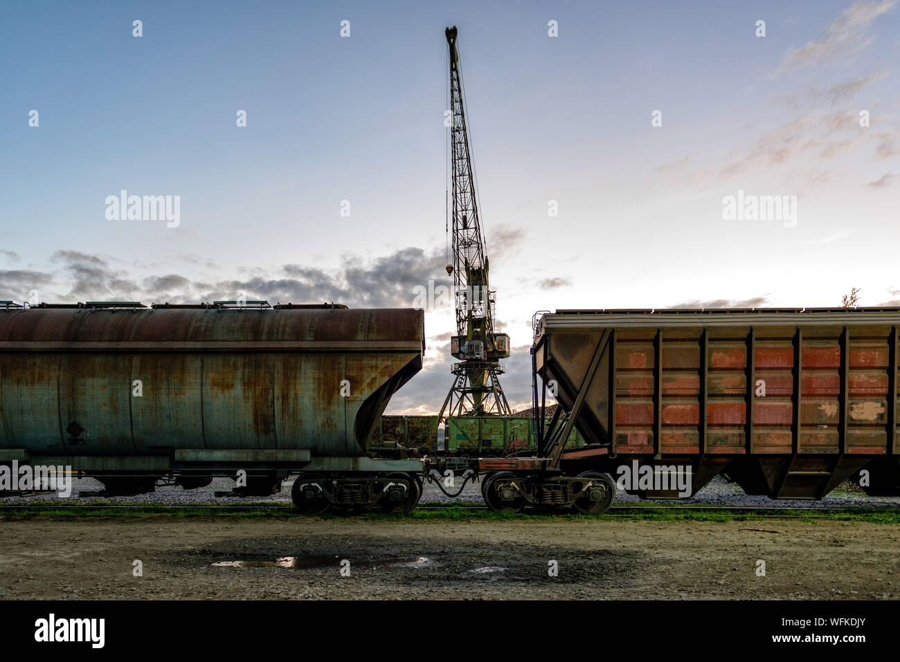 Abandoned cranes hi-res stock photography and images - Alamy