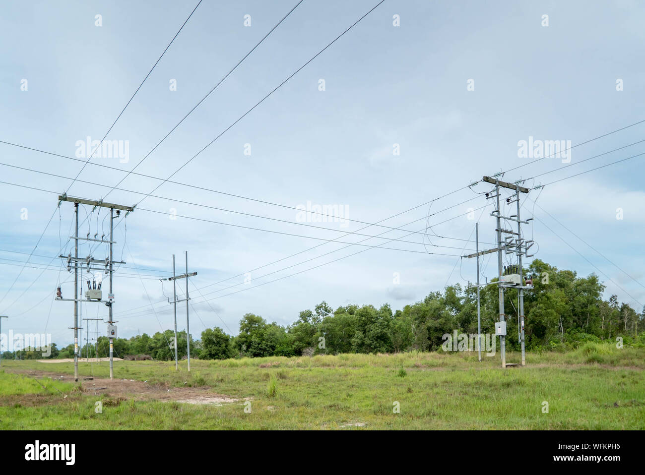 Electricity pylons countryside hi-res stock photography and images - Alamy