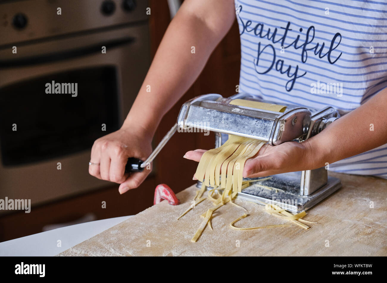 Hands holding food italy hi-res stock photography and images - Alamy