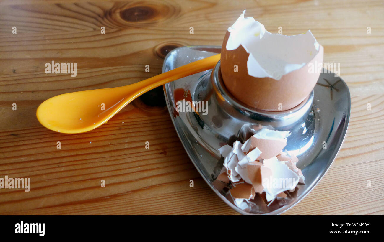 Egg shell hi-res stock photography and images - Alamy