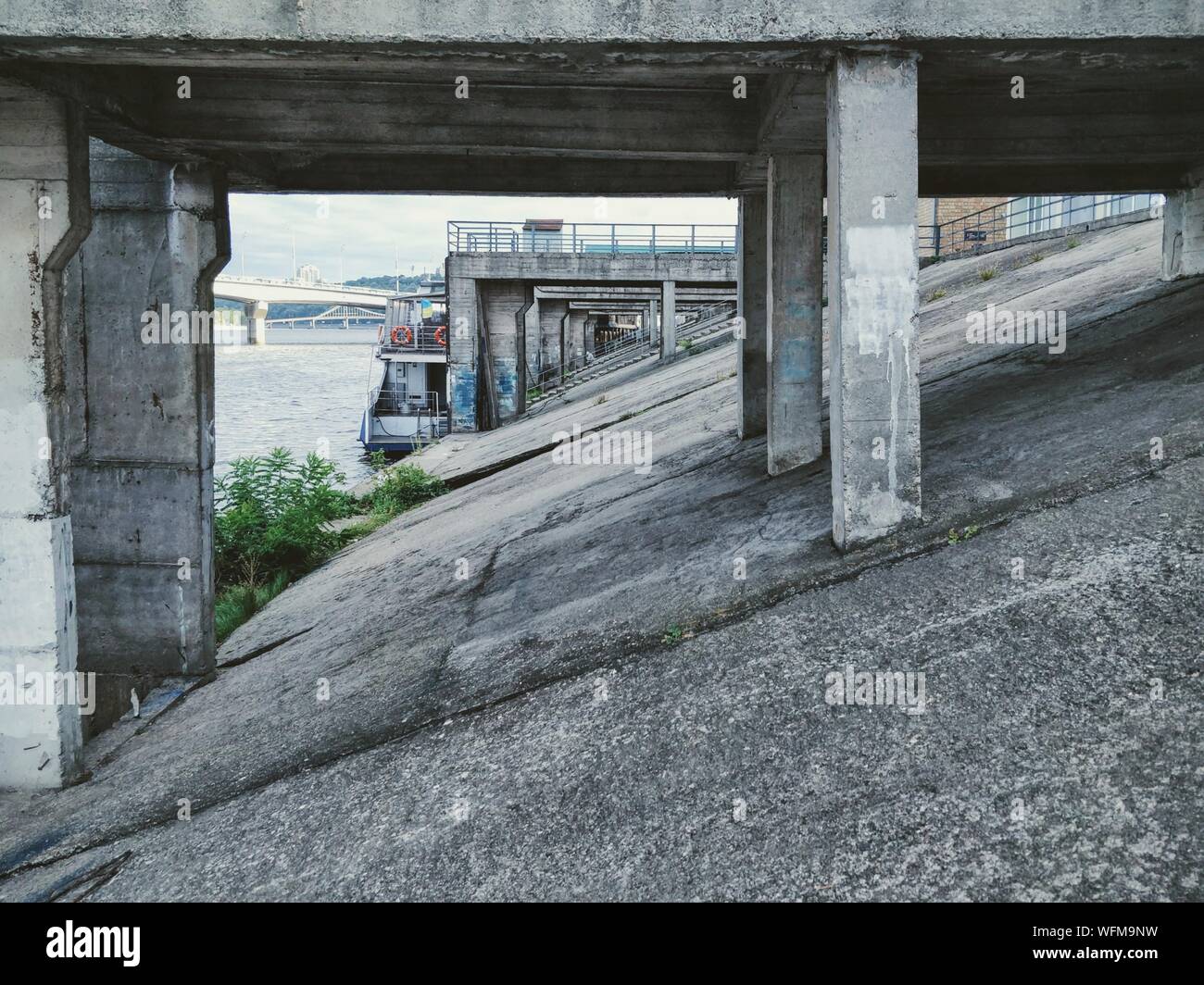 Concrete Bridge Column High Resolution Stock Photography and Images - Alamy