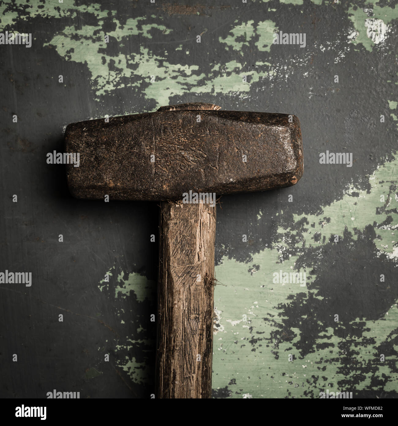 Old and scratched hammer on metal surface. Top view Stock Photo - Alamy