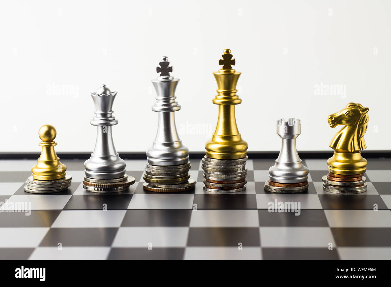 Golden chess king hi-res stock photography and images - Alamy