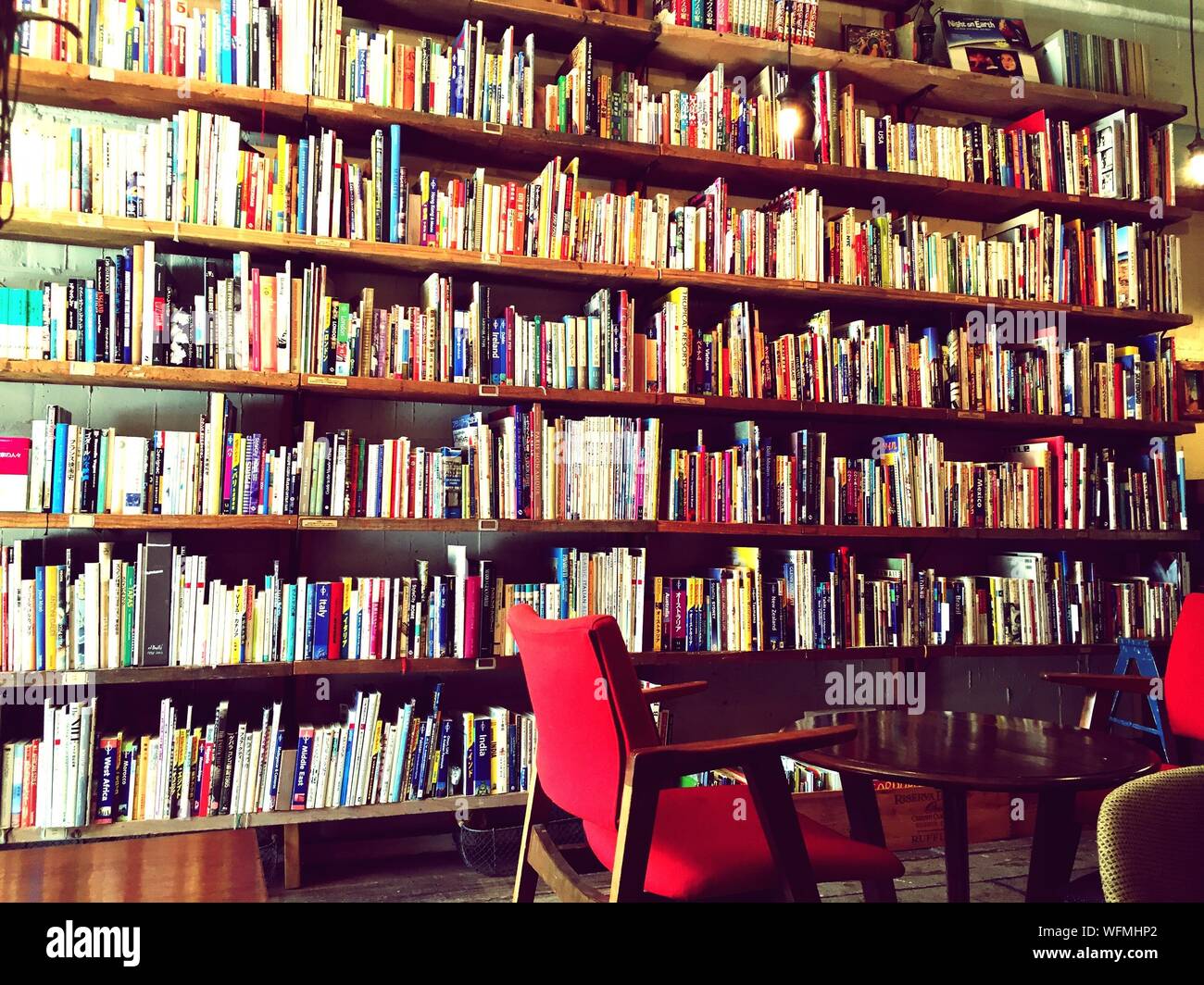 Empty shelf library hi-res stock photography and images - Alamy