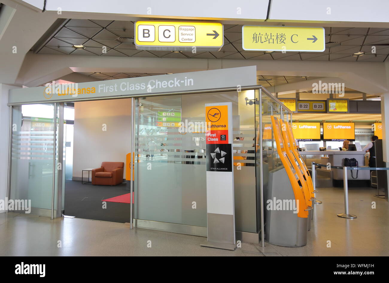 Check in counter first class hi-res stock photography and images - Alamy