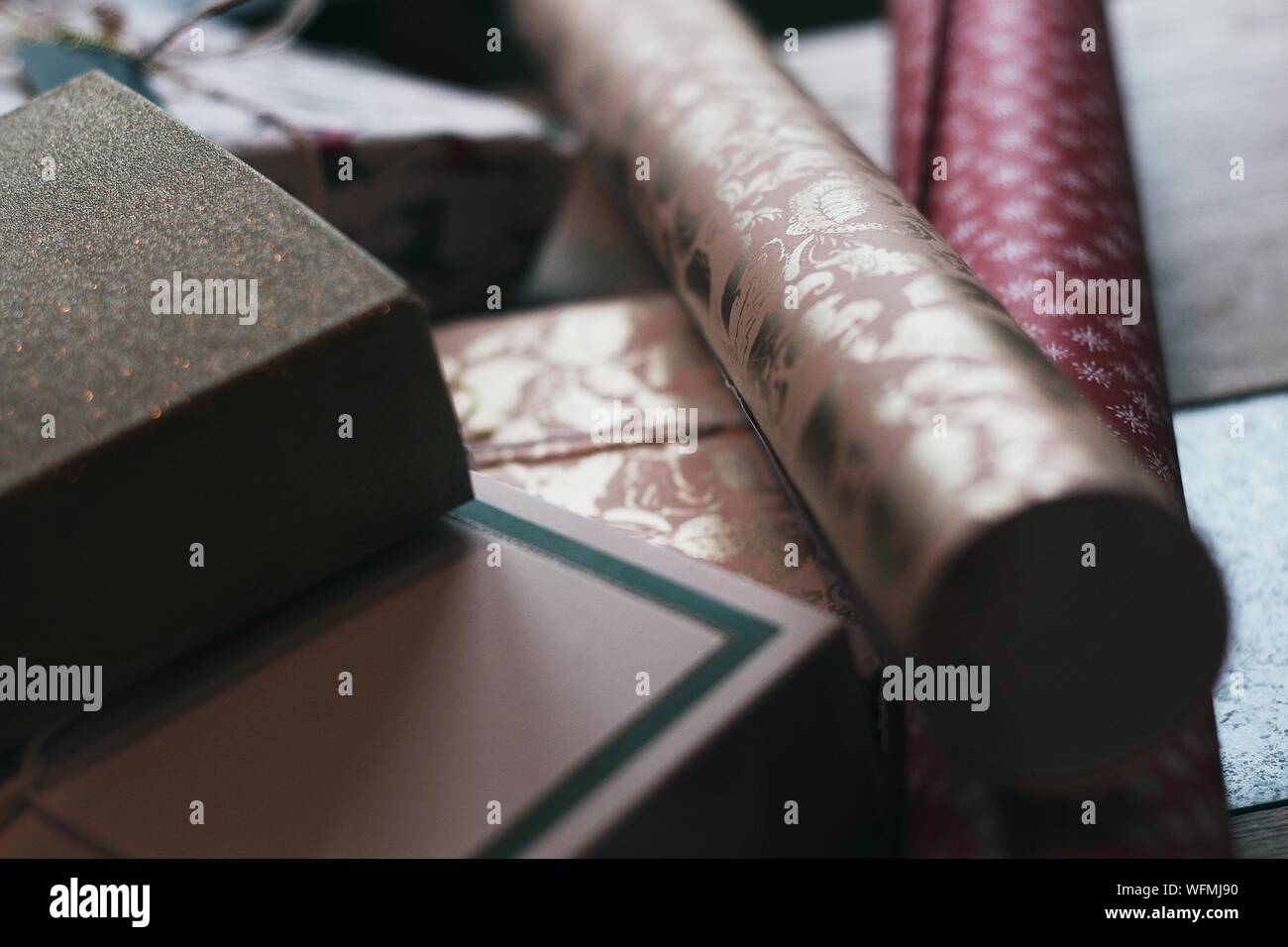 Wrapping table hi-res stock photography and images - Alamy
