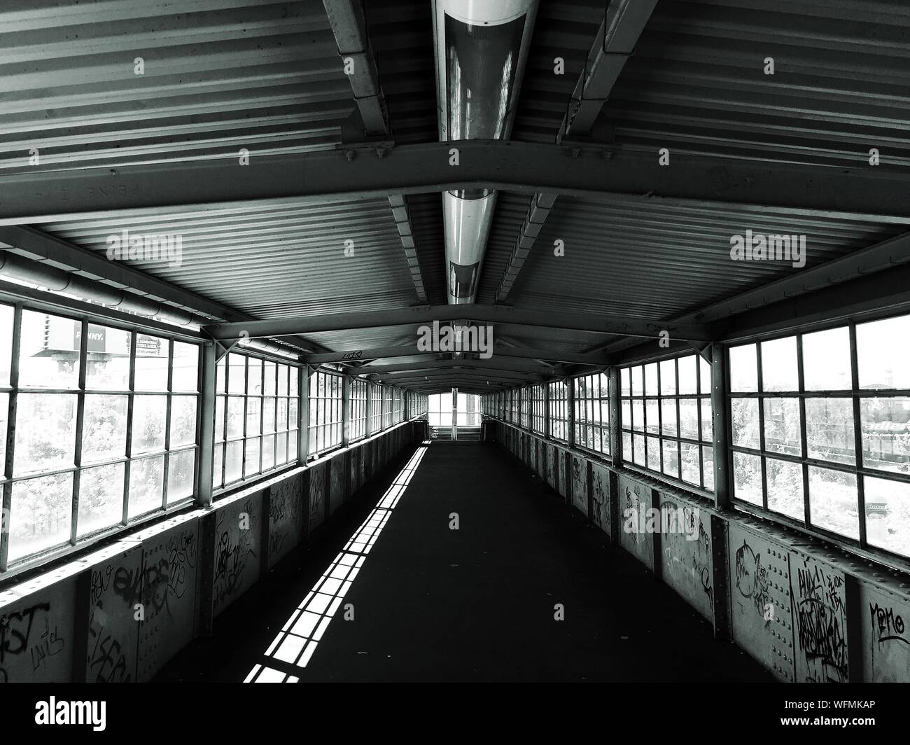 Covered bridge walkway hi-res stock photography and images - Alamy