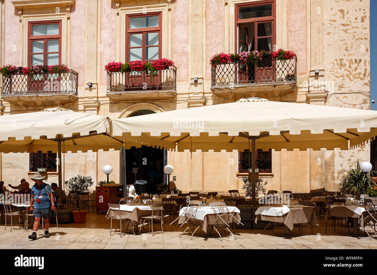 Piazza of duomo restaurant hi-res stock photography and images - Alamy
