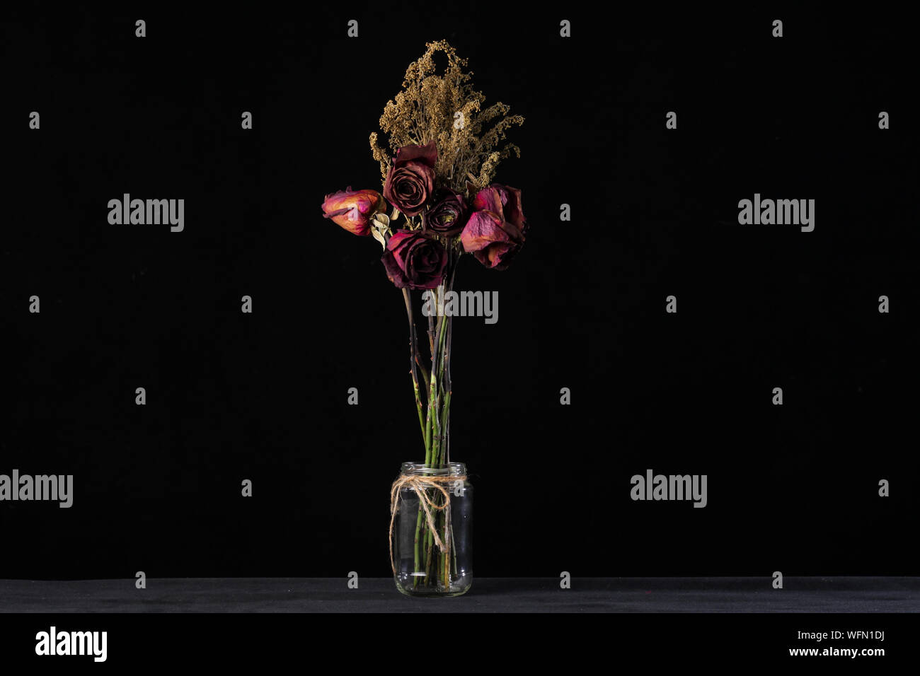 Bunch of dead roses hi-res stock photography and images - Alamy