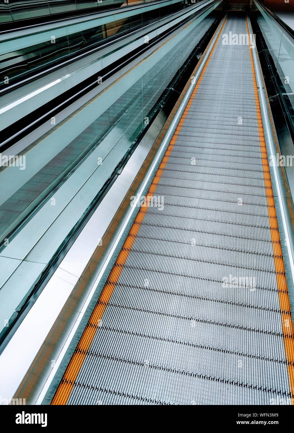 Moving walkway hi-res stock photography and images - Alamy