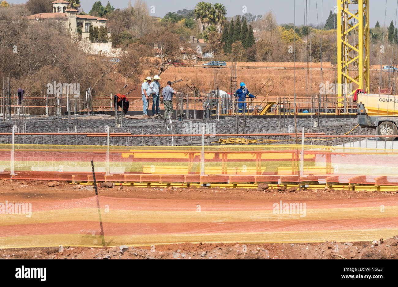 African construction site workers hi-res stock photography and images ...
