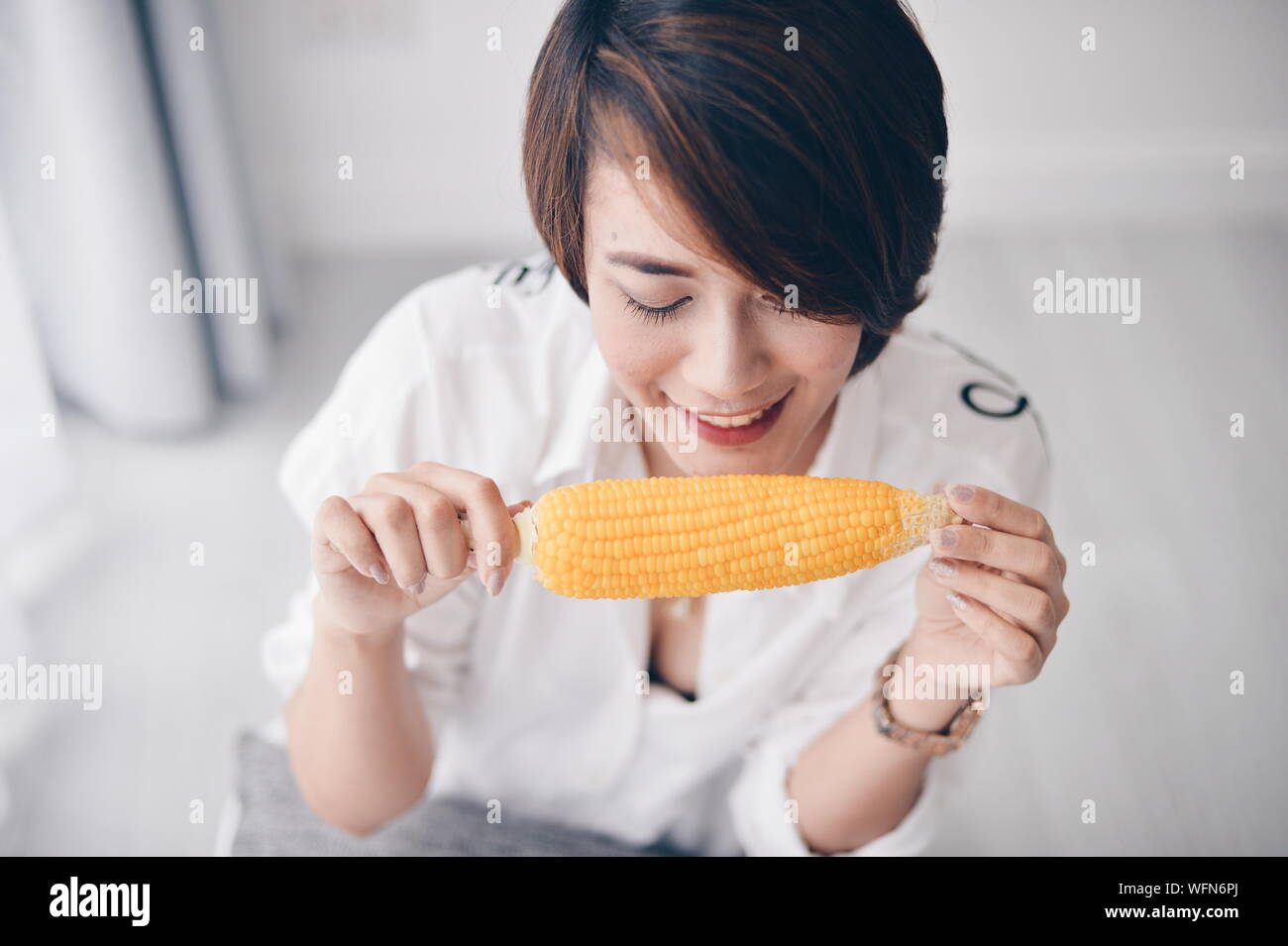 Woman Eating Corn High Resolution Stock Photography and Images - Alamy