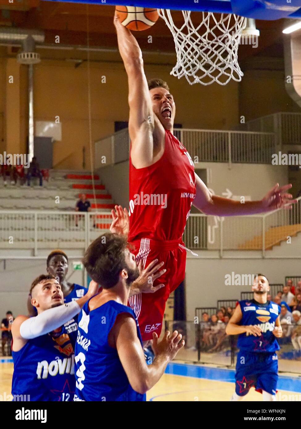 Tarczewski schiaccia in contropiede hi-res stock photography and images ...