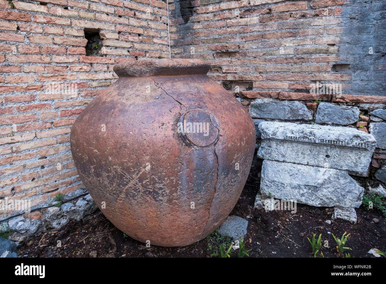 Roman pottery hi-res stock photography and images - Alamy