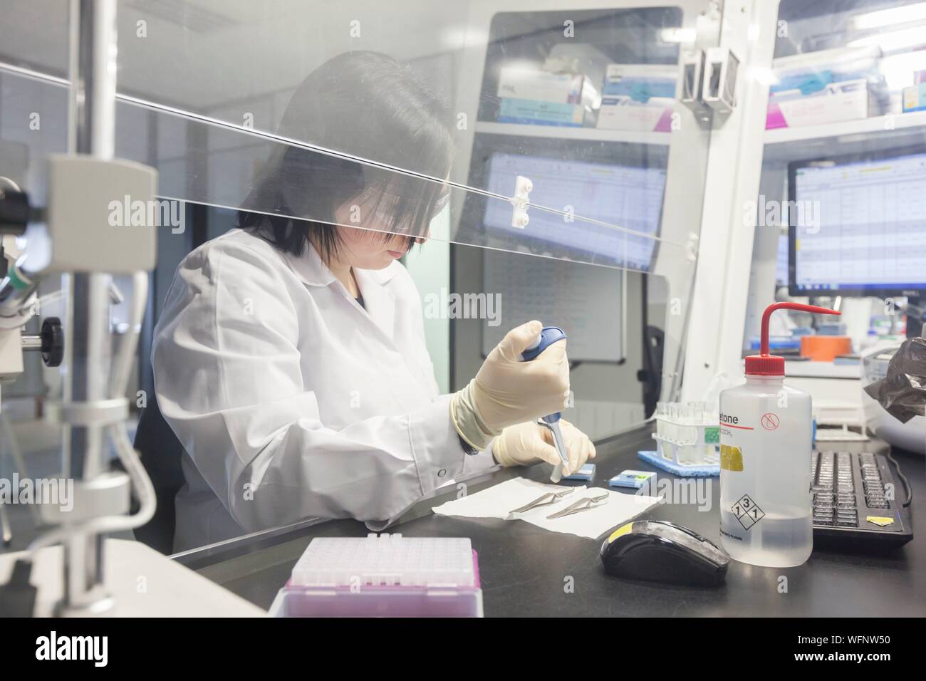 Electron microscopy hi-res stock photography and images - Alamy