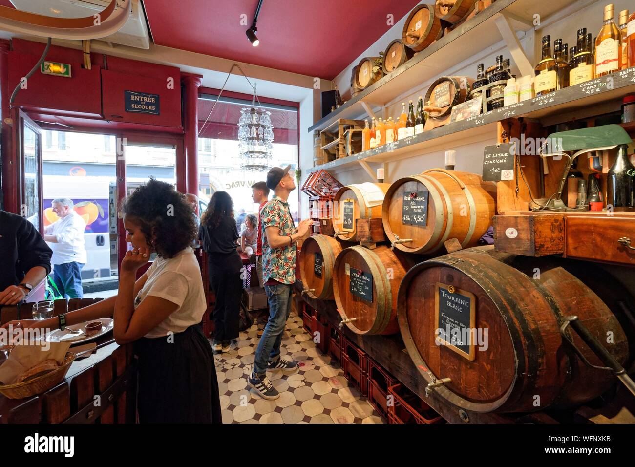 Le baron rouge paris france hi-res stock photography and images - Alamy