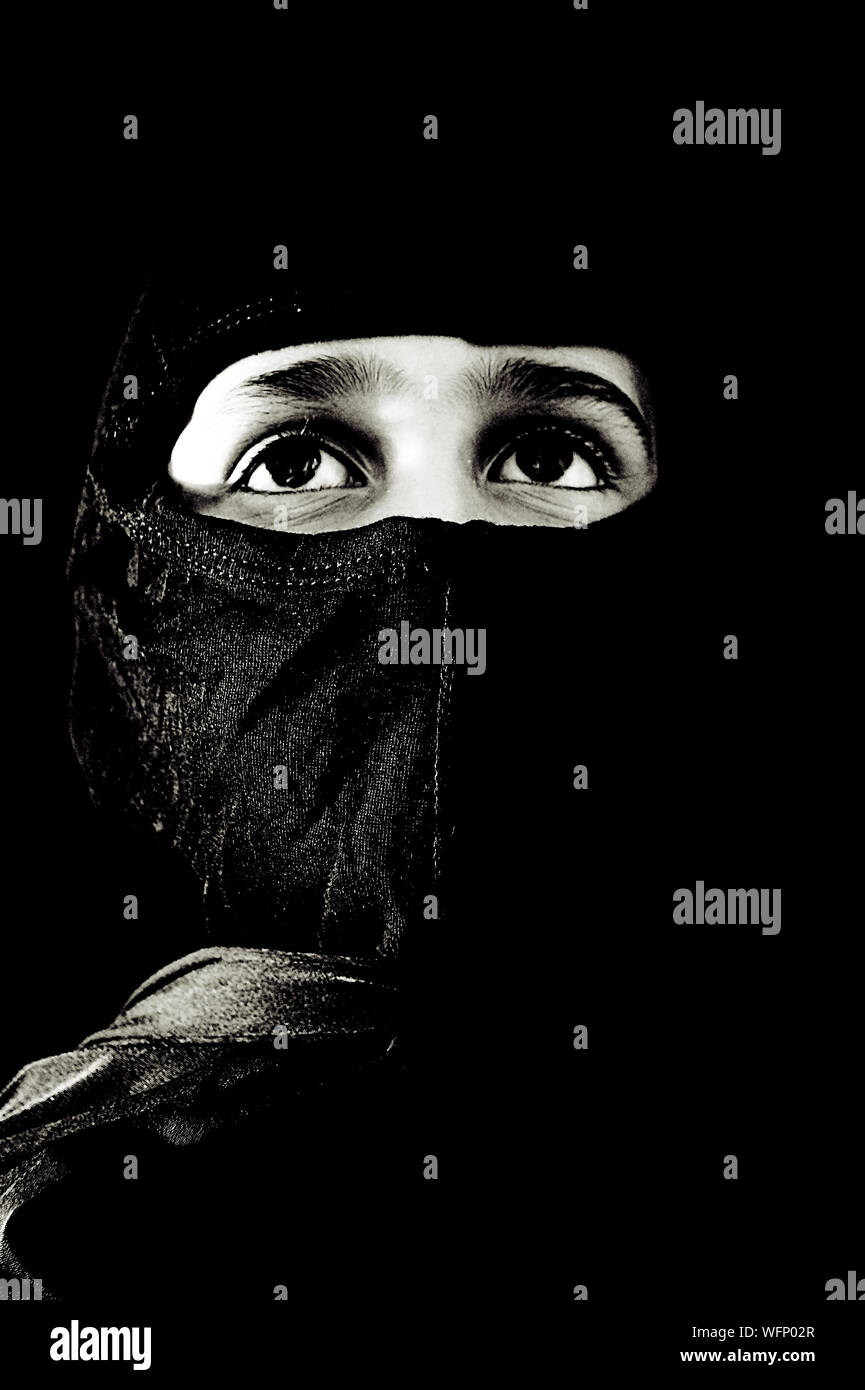 Wearing disguise hiding face hi-res stock photography and images - Alamy