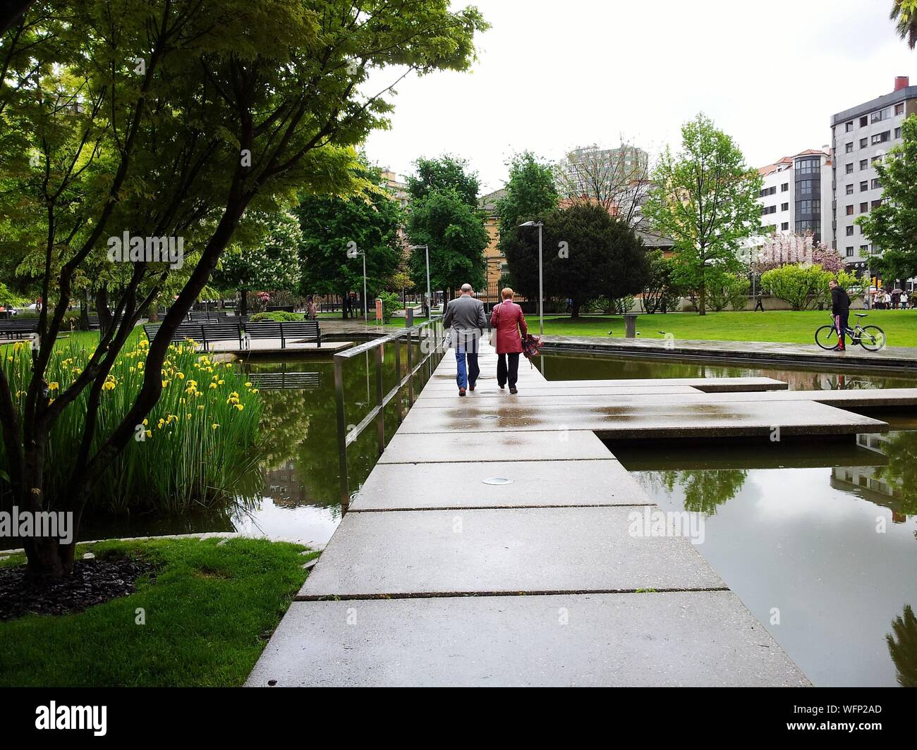 People crossing bridge hi-res stock photography and images - Alamy