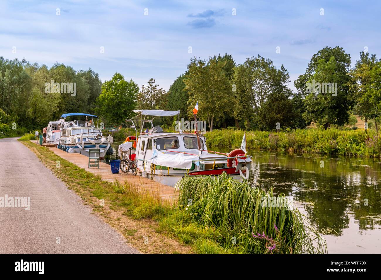 France, Somme, Valley of the Somme, Long, the banks of the Somme along ...