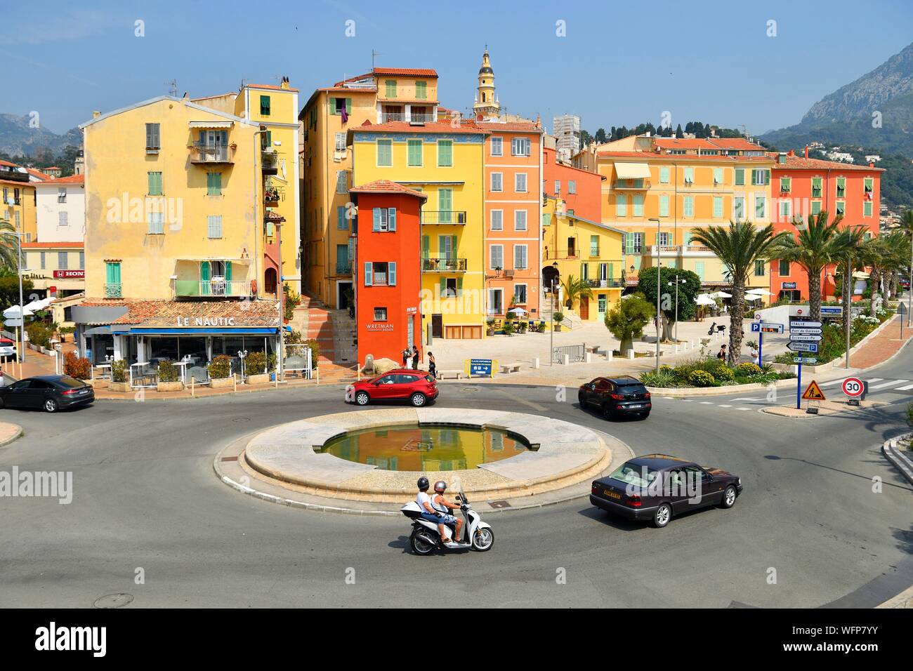 Basilica dominated square hi-res stock photography and images - Alamy