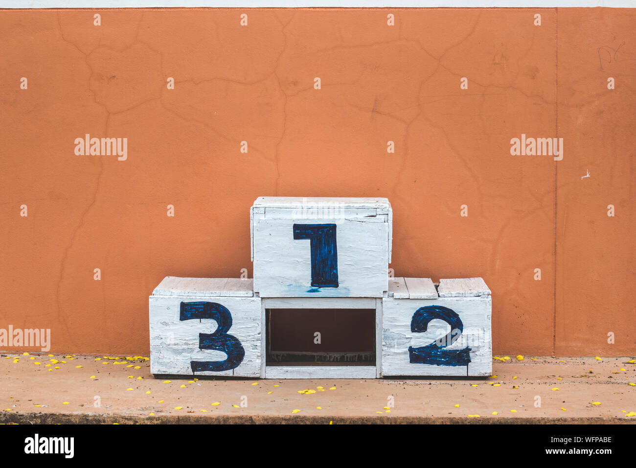 Platform wall hi-res stock photography and images - Alamy