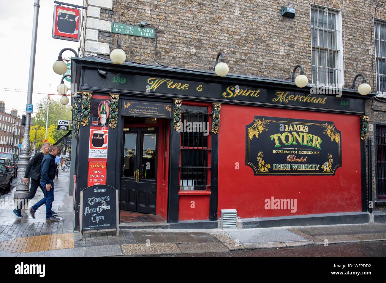 Ireland, Dublin, Baggot Street, James Toner pub, a rainy day Stock ...
