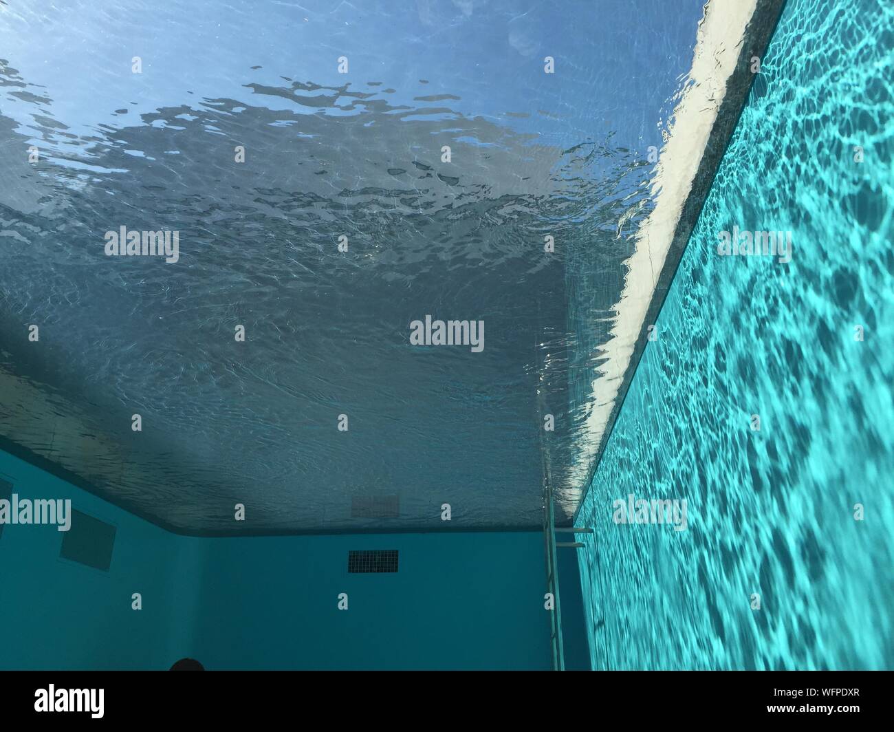 Underwater pool view ladder hi-res stock photography and images - Alamy