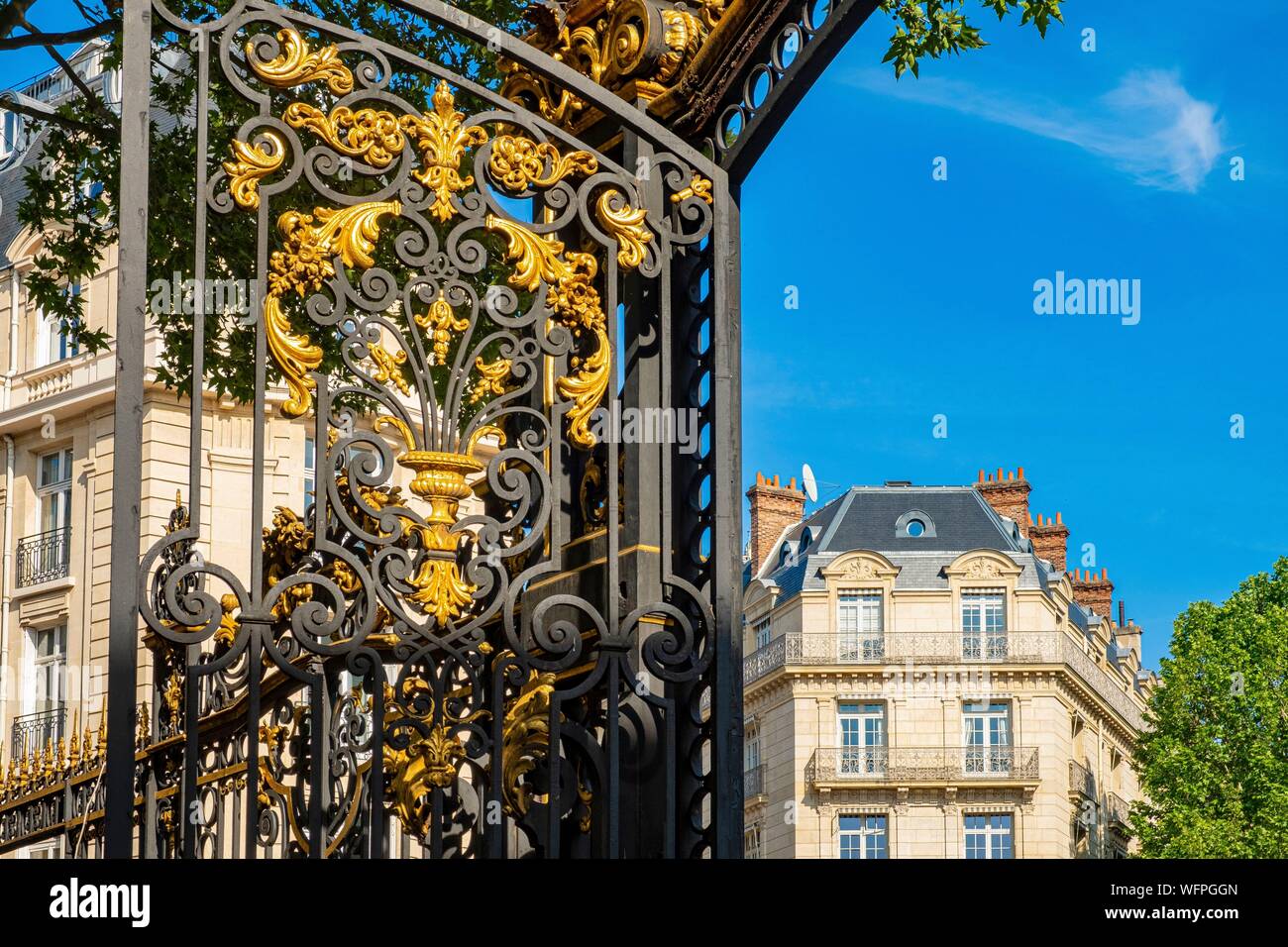 France, Paris, a Haussmanian building through the gates of Parc Monceau ...