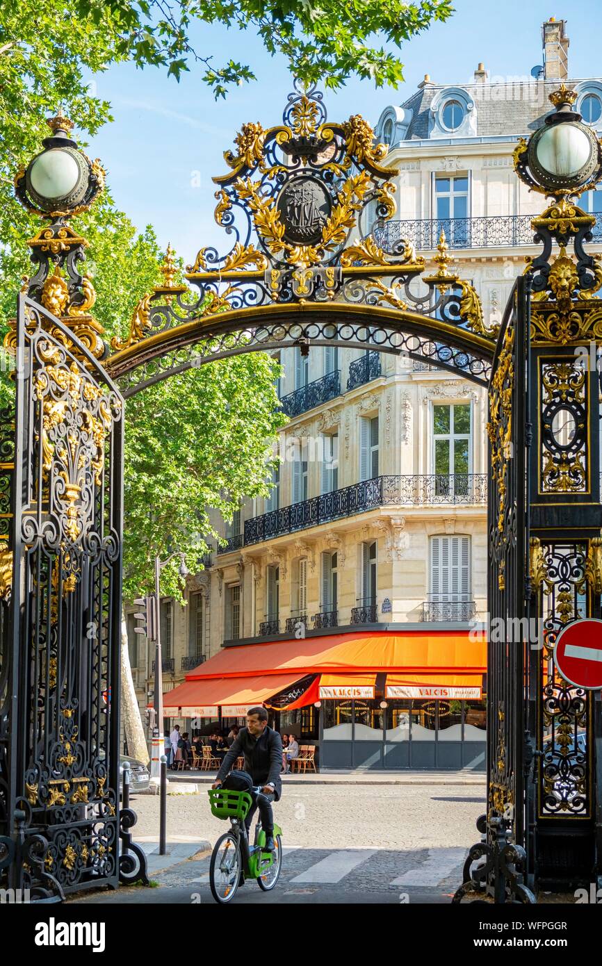 France, Paris, a Haussmanian building through the gates of Parc Monceau ...