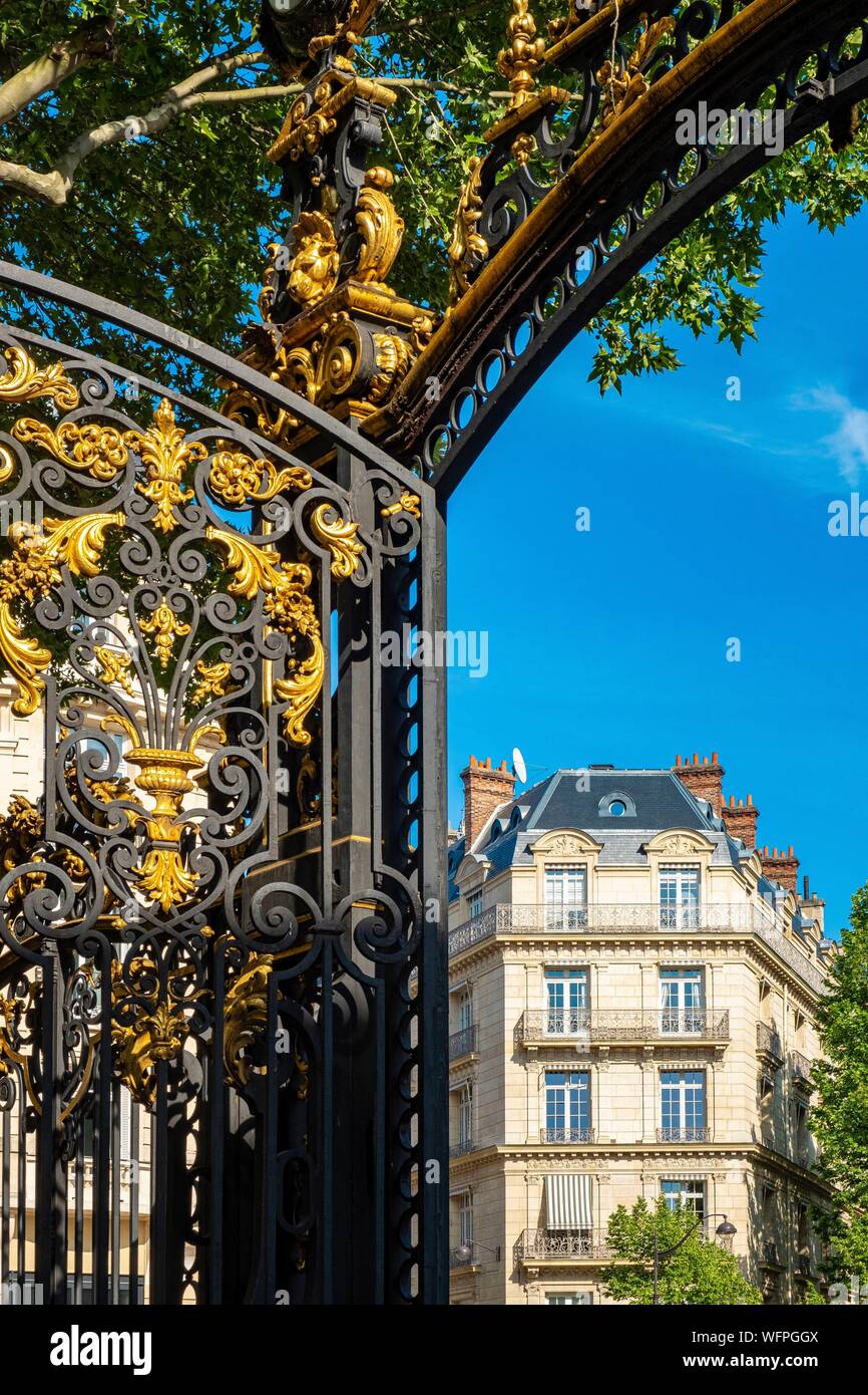 France, Paris, a Haussmanian building through the gates of Parc Monceau ...
