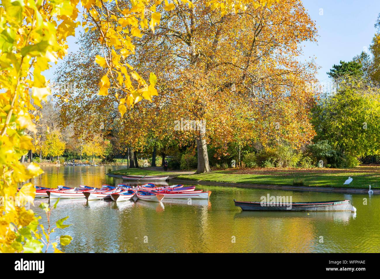 Paris park lake hi-res stock photography and images - Alamy