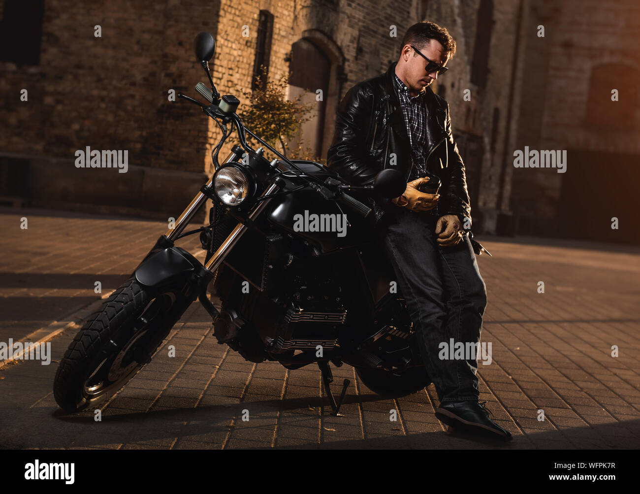 Man leaning on motorcycle hi-res stock photography and images - Alamy