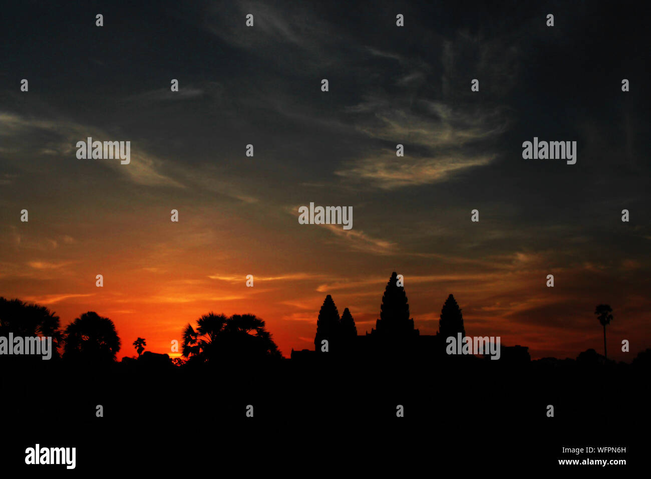 Angkor wat sunset crowd hi-res stock photography and images - Alamy